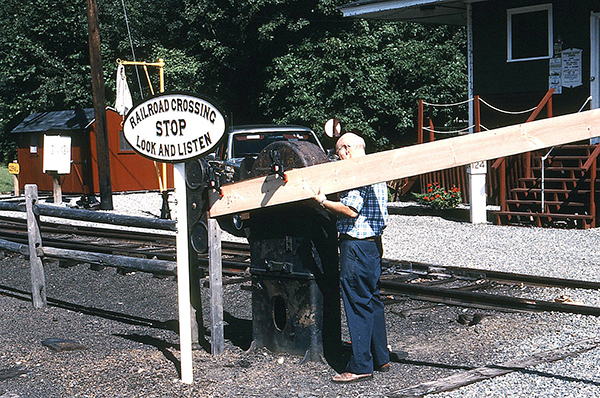 Railroad Crossing Gates & Signals – Whippany Railway Museum